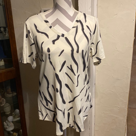 LuLaRoe | Tops | Small Lularoe Iris Topcream Background With Black And ...